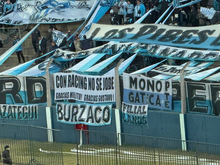La picante bandera de la hinchada de Racing en San Luis tras la ...