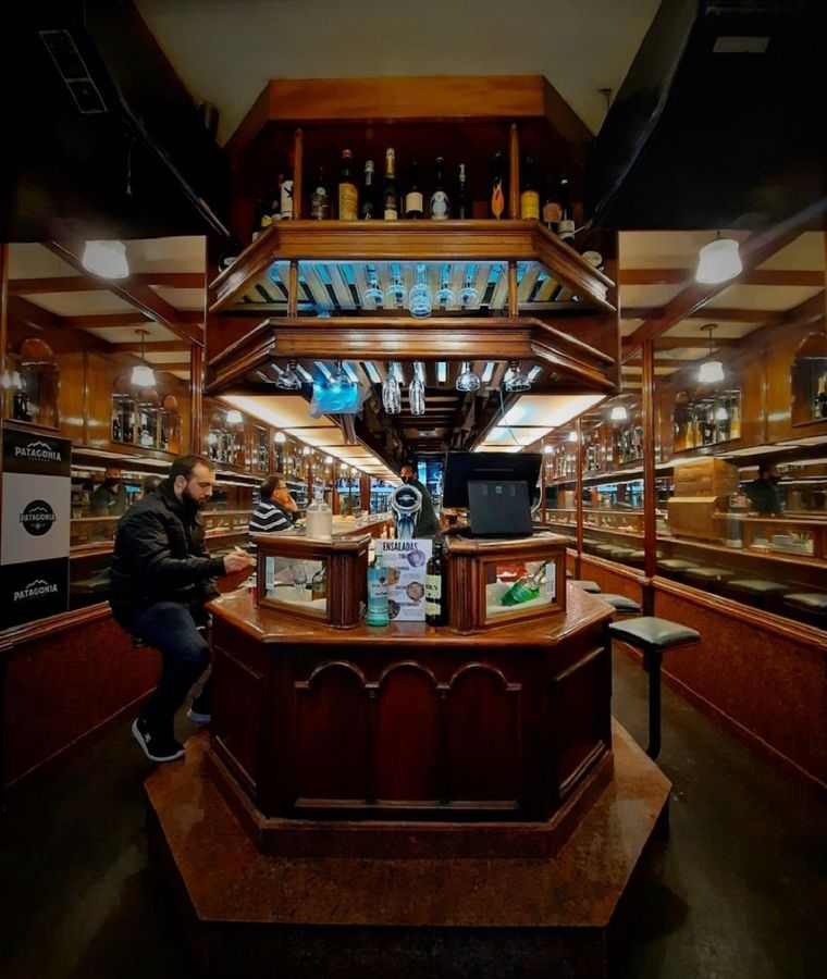 El bar de Buenos Aires donde se comen los mejores sándwiches y se grabó ...