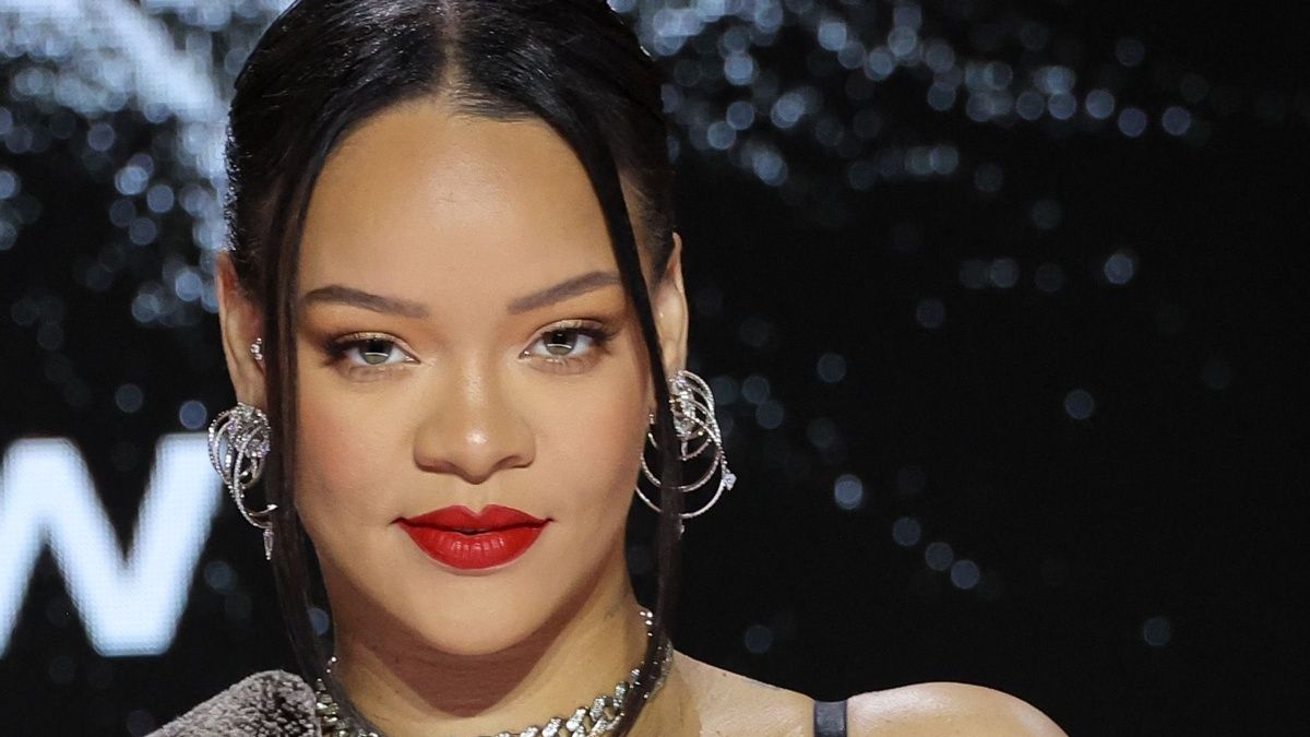 Rihanna se muestra junto a su bebé por primera vez y hace estallar la red