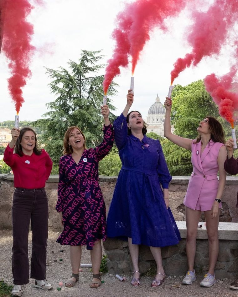 Fumata rosa: la protesta feminista ante la falta de participación de ...