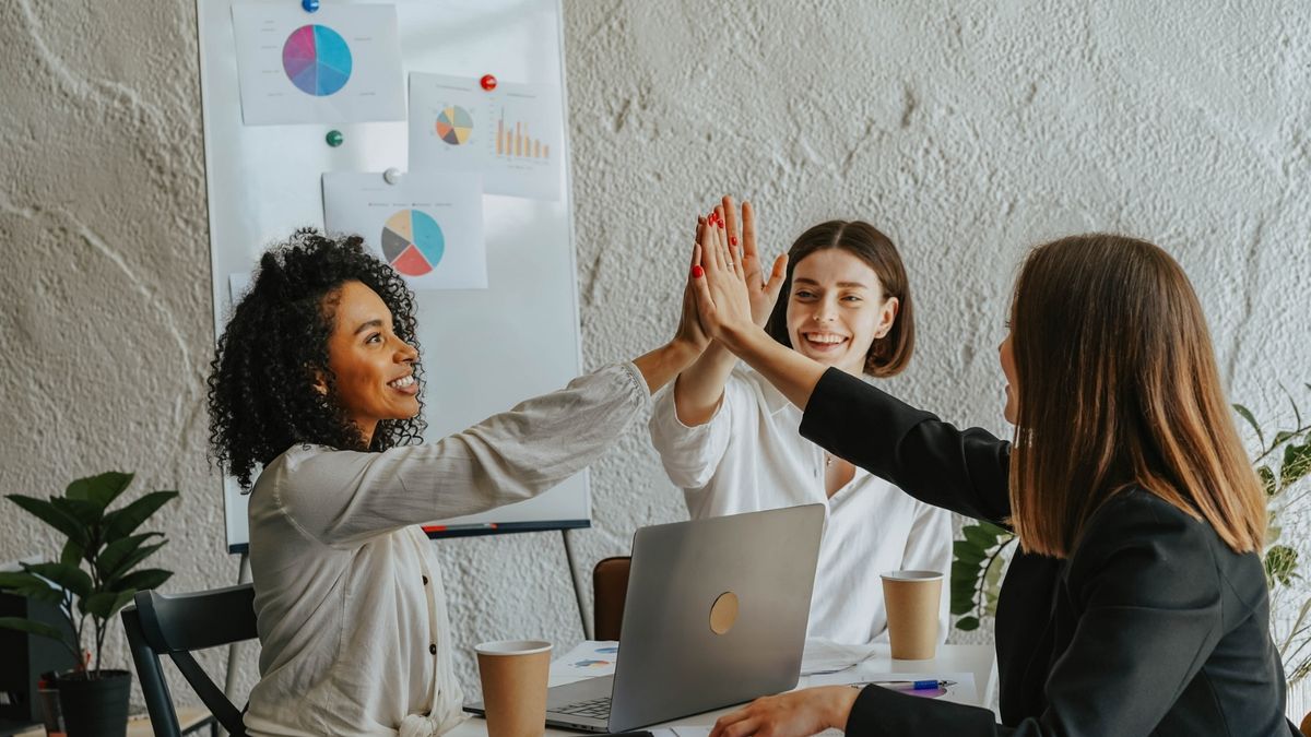 Seis claves para entender por qué las mujeres dominan los RRHH