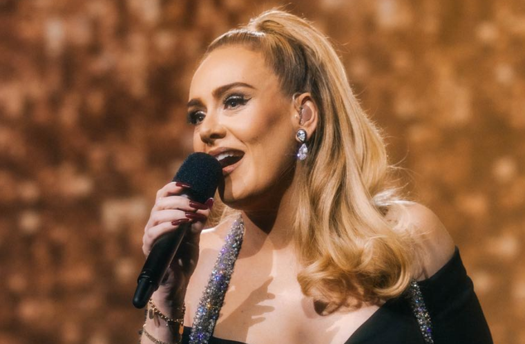 Adele tiene el vestido escotado perfecto para lucir en fiestas