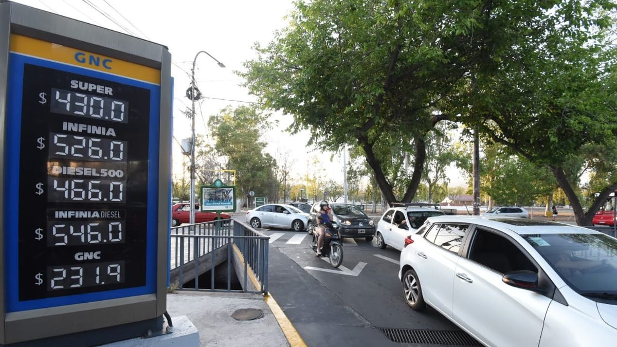 Volvieron las eternas filas para cargar nafta tras el aumento