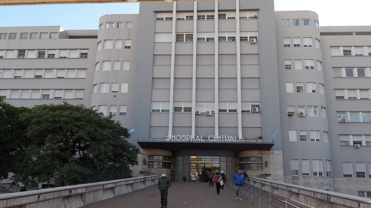Insolito: aprovechó un descuido y escapó del Hospital Central mientras ...