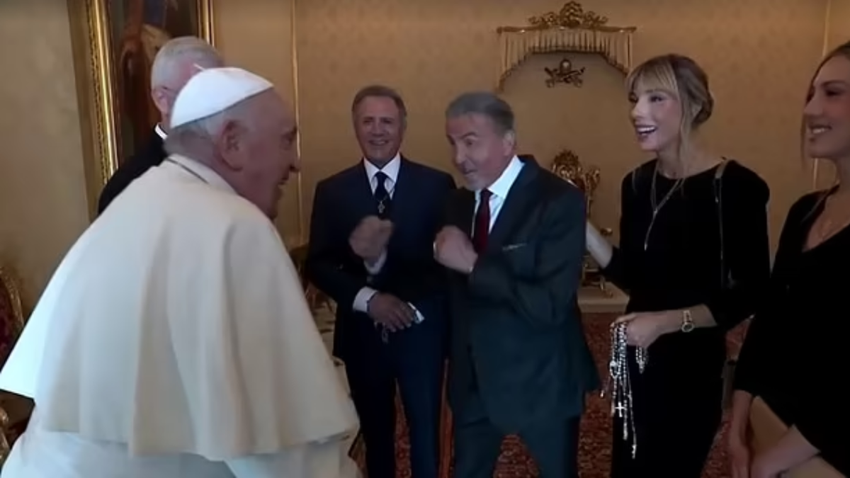 El comentario cómplice de Francisco a Sylvester Stallone durante su ...