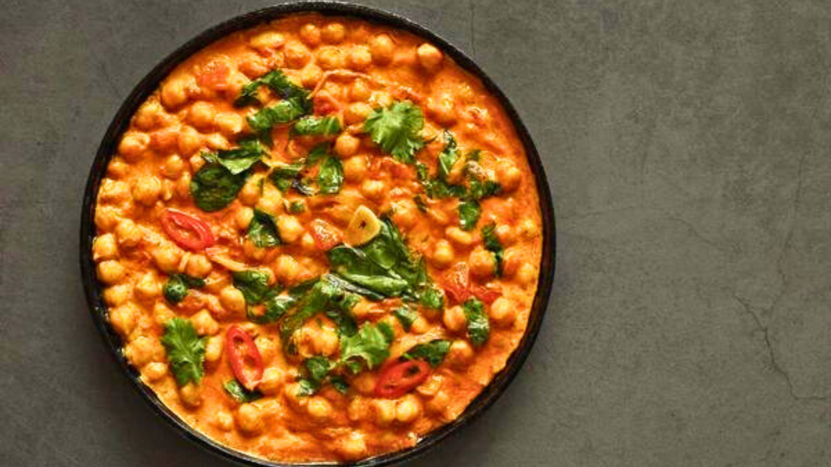Receta saludable de curry de garbanzos con leche de coco y espinacas