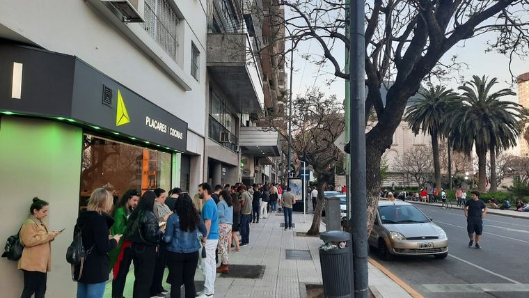 Las extensas filas demoraron hasta la noche la votación en la embajada ...