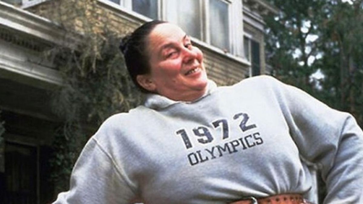 ¿Recuerdas a la Maestra Tronchatoro de “Matilda”? Así luce a sus 72 años