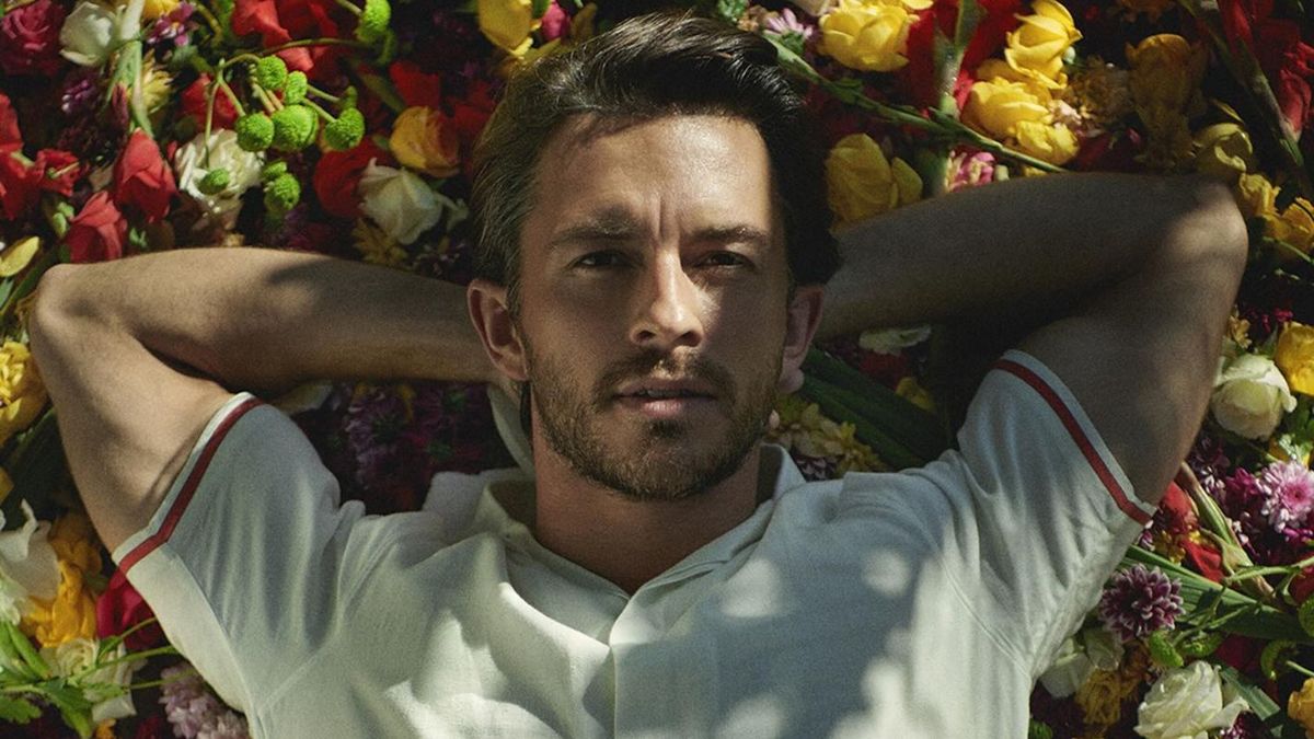 Jonathan Bailey es el primer hombre gay en ser elegido el más sexy del mundo por la revista People