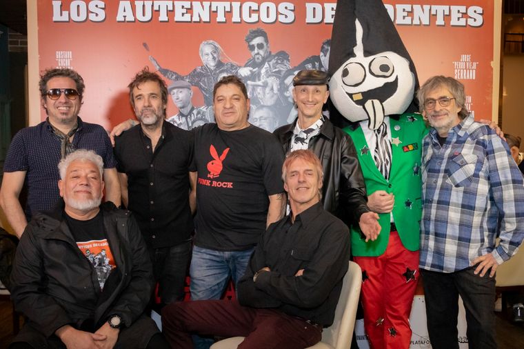 Los Auténticos Decadentes presentan la película Monumental Decadentes