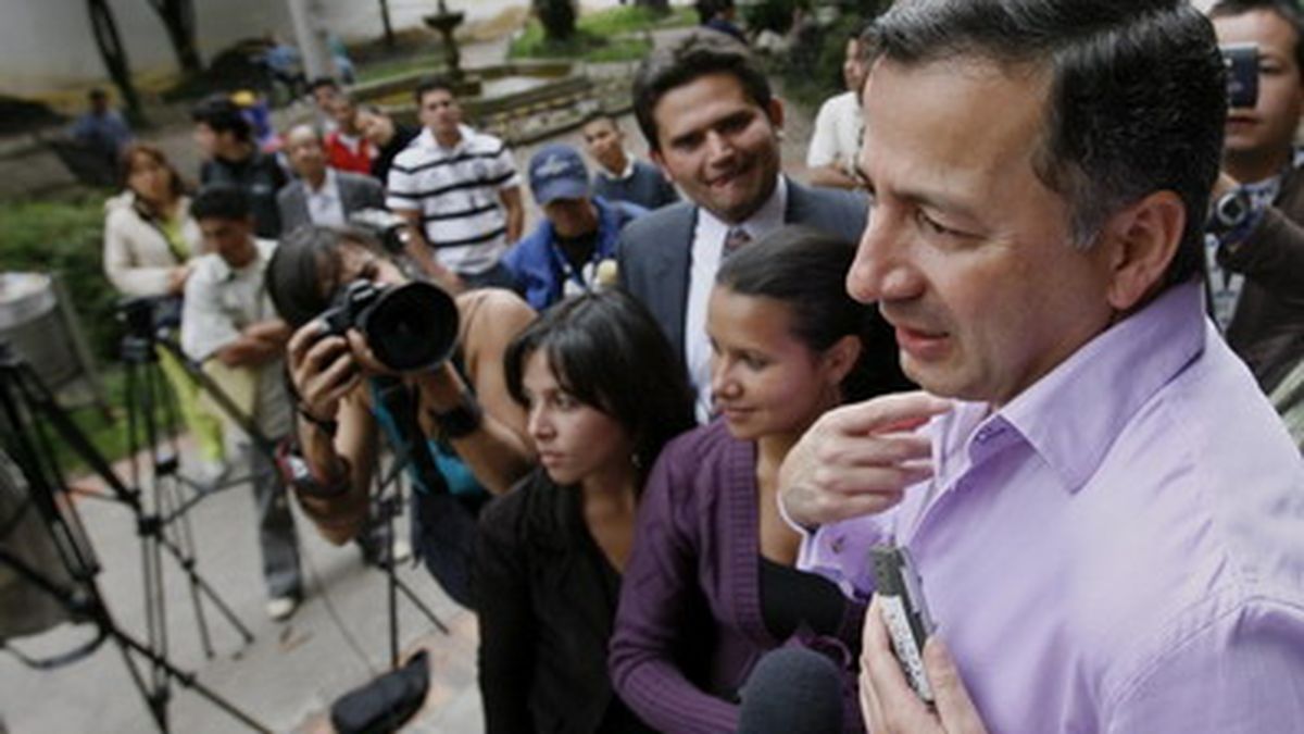 Uribe celebra que FARC reconozca que no tiene en su poder al niño