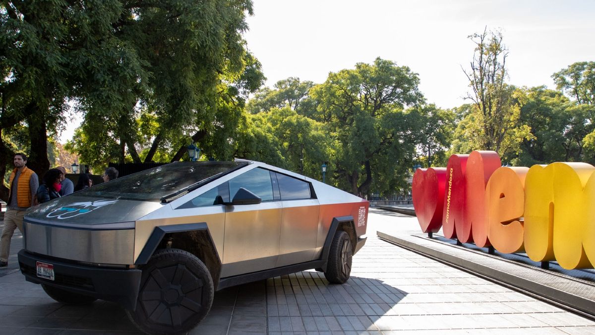 Llegó la Cybertruck de Tesla a Mendoza y estuvo estacionada en la Plaza ...