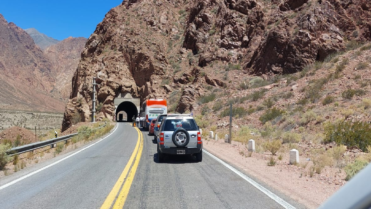 Recomendaciones clave para manejar seguro en rutas de alta montaña