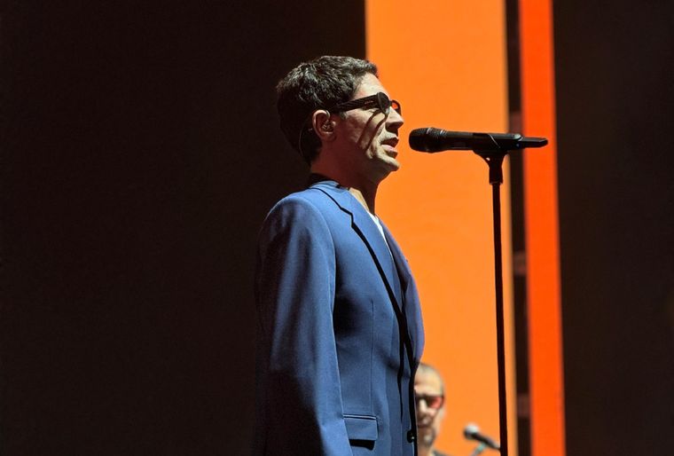 El Kuelgue se presentó con su disco Hola precioso ante un Movistar Arena repleto