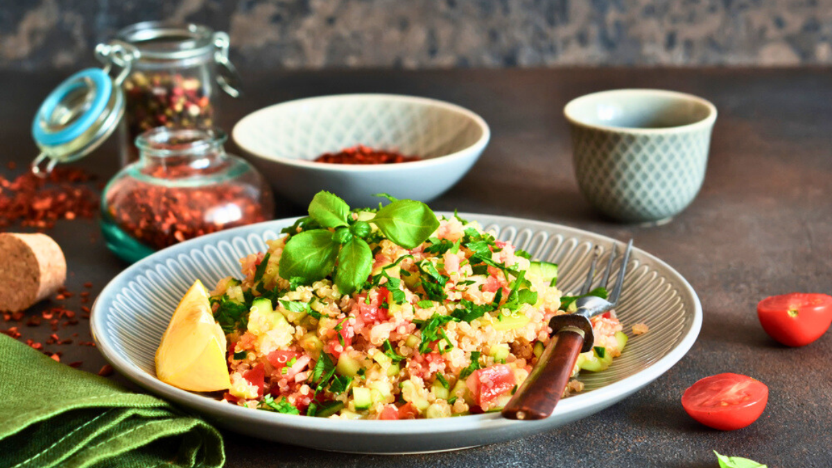 Receta clásica de tabulé con ingredientes frescos: pepino, tomate y menta