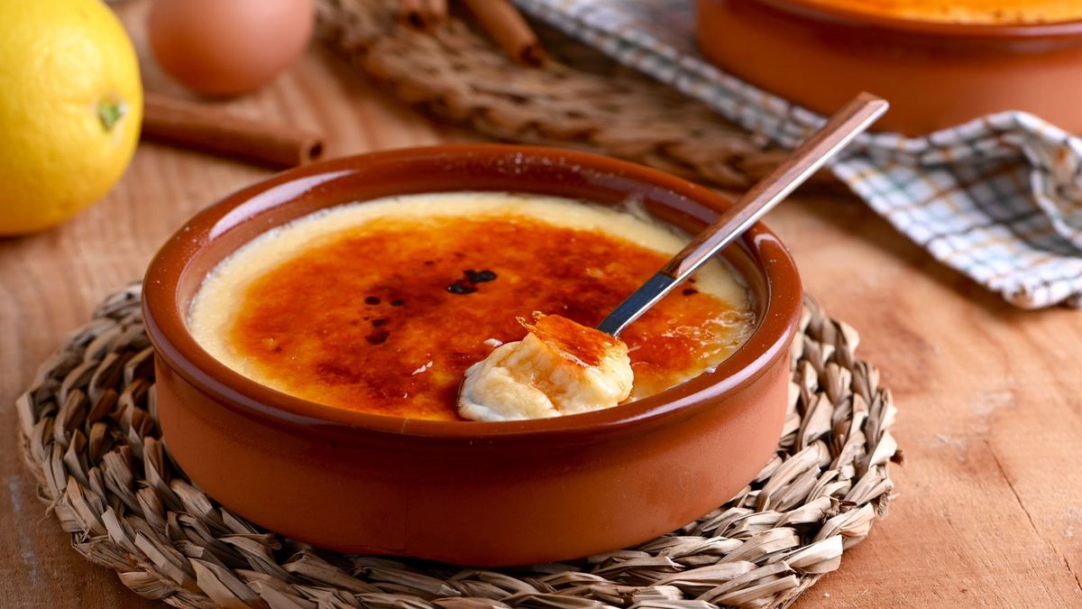 Crema catalana deliciosa, sencilla y lista con tan solo 7 ingredientes