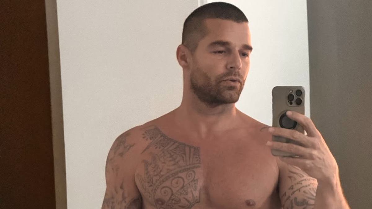Ricky Martin arrasó desde la playa con un look hot a los 54