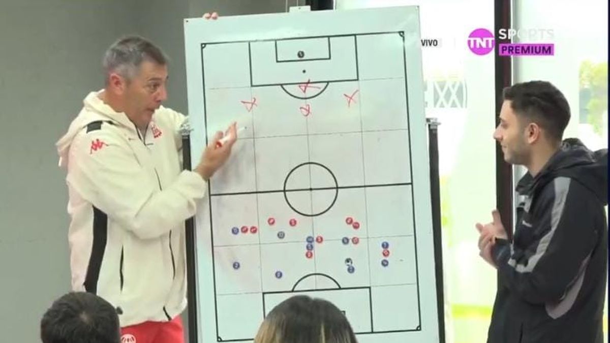 La insólita conferencia de Frank Kudelka, DT de Huracán: debatió con un ...