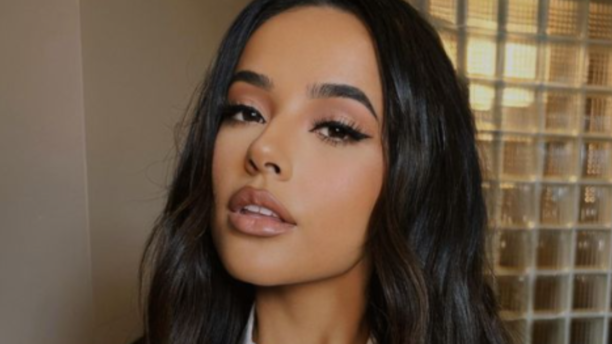 Al sol, Becky G posa frente a cámara con un vestido ultra revelador