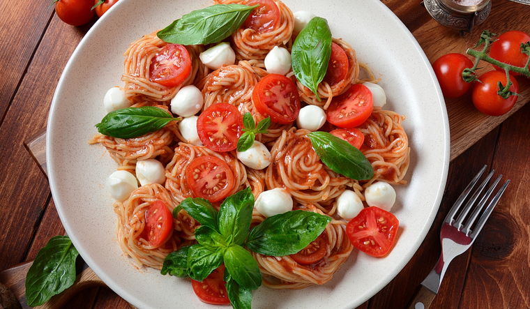 Sabor italiano en casa: spaghetti con mozzarella, tomate y albahaca