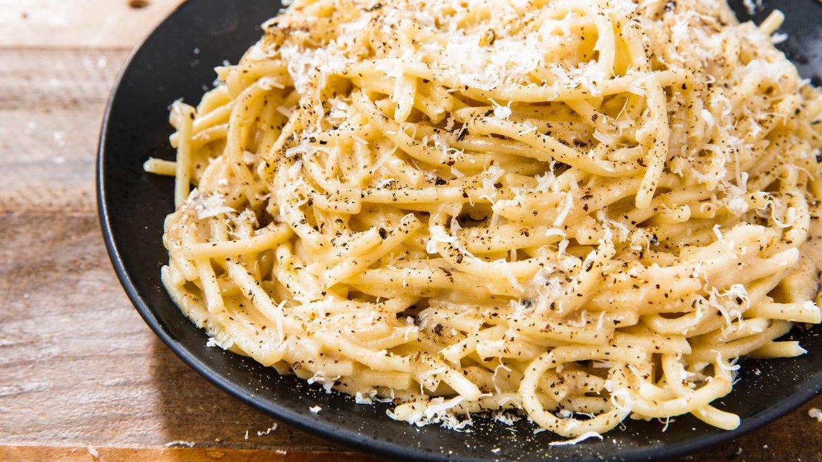 Así se prepara la mejor pasta cacio e pepe con todo el sabor de Italia