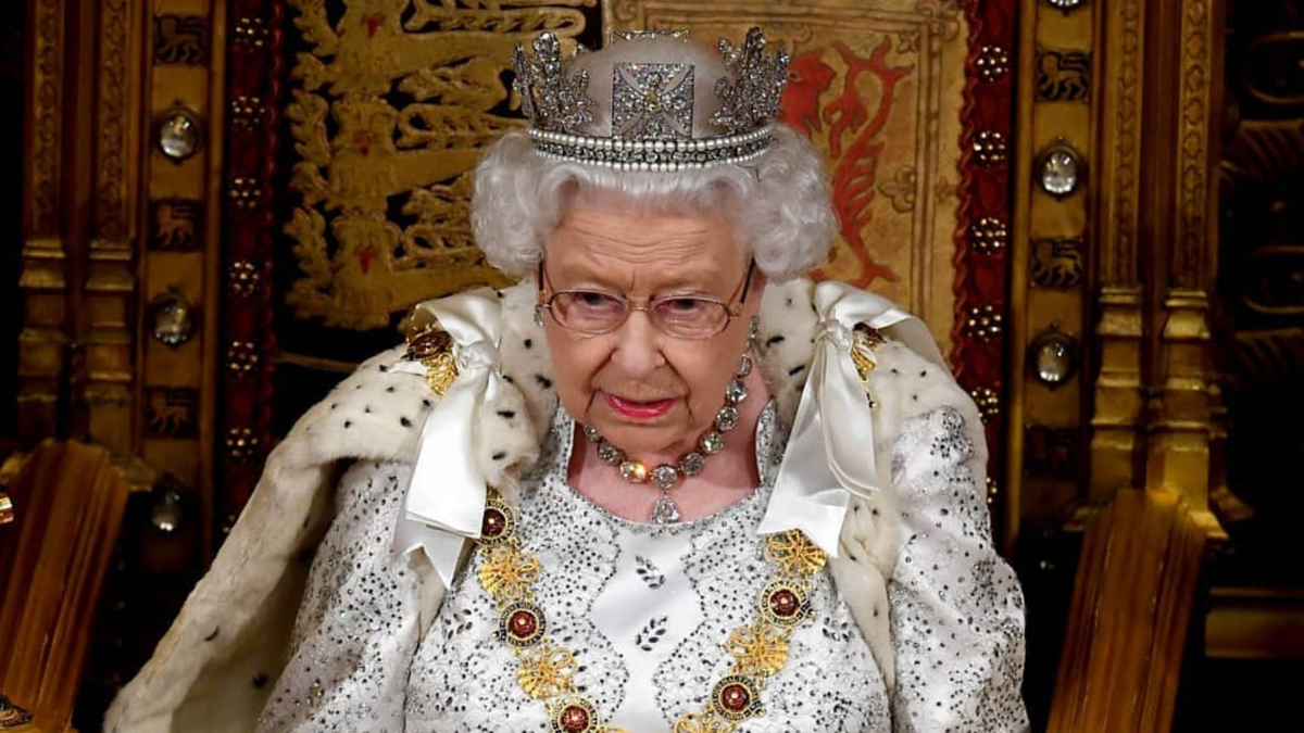 El impactante video que muestra a Isabel II como nunca se mostró