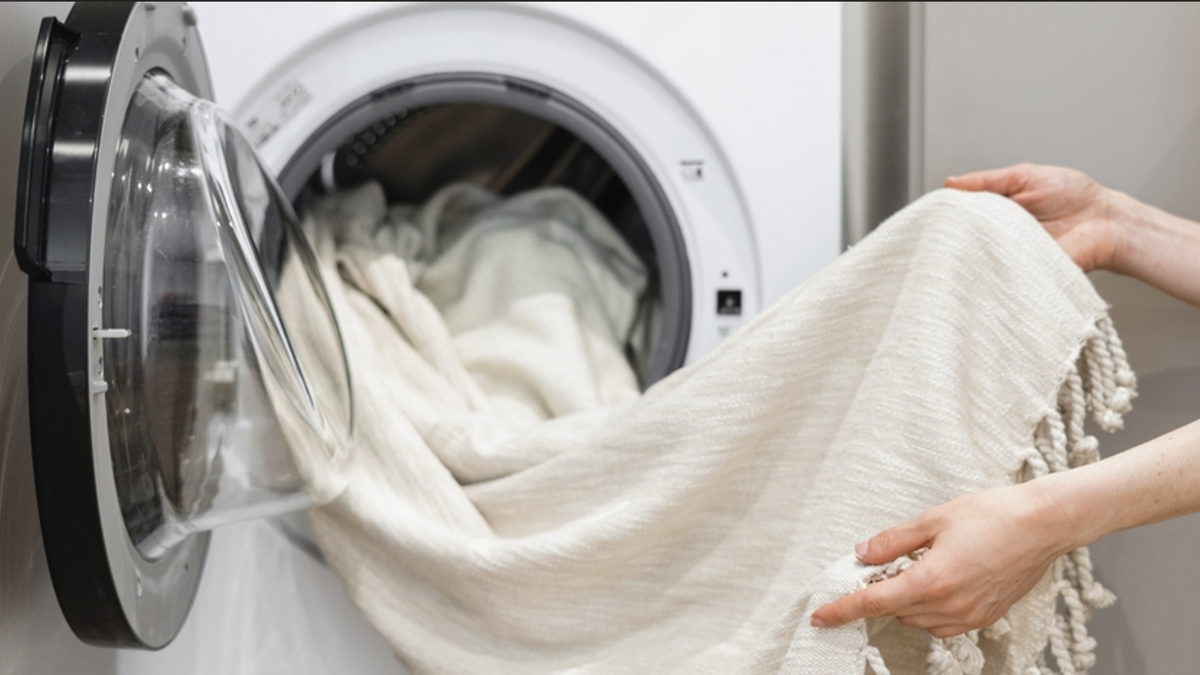 Esponja en la lavadora: el espectacular truco por el que la ropa queda ...