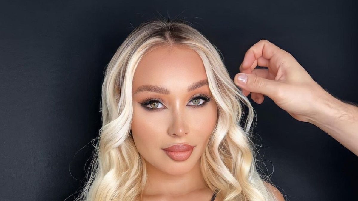 Daniella Chávez posa frente al espejo y deslumbra con su bellísima silueta