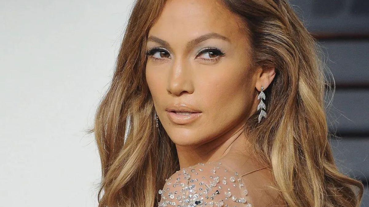 Jennifer Lopez causa sensación en las redes al mostrarse sin una gota ...