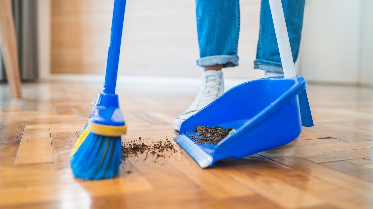 Las abuelas recomiendan poner sal en la escoba al limpiar: ¿para qué sirve?