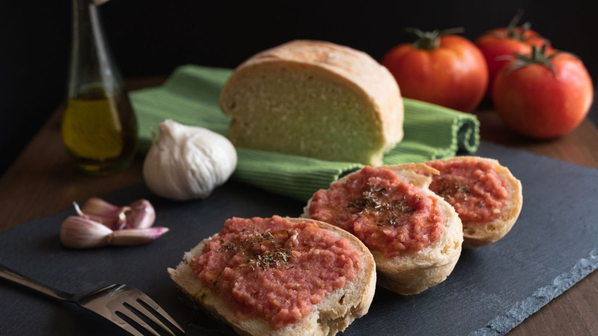 Cómo se hace el pan tumaca, uno de los clásicos de España