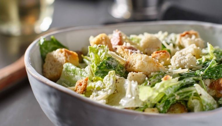 Pidió una ensalada César y la reacción que tuvo cuando vio el plato se ...